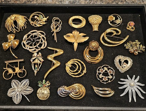 Lot of 24 Vintage Brooches - Monet Trifari Coro Giovanni Avon - All ...