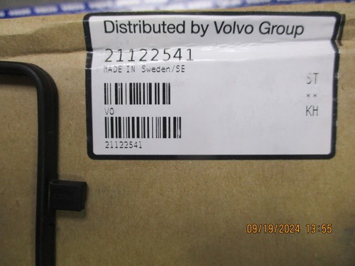 NEW 100% Genuine OEM Volvo D13 oil separator 21122541 plus gasket ...