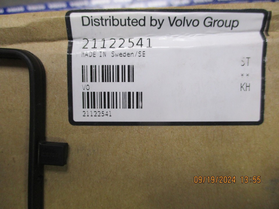 NEW 100% Genuine OEM Volvo D13 oil separator 21122541 plus gasket ...