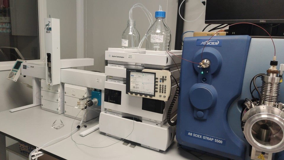 SCIEX QTRAP 5500 LC/MS/MS with Agilent LC + CTC PAL Autosampler 200 ...
