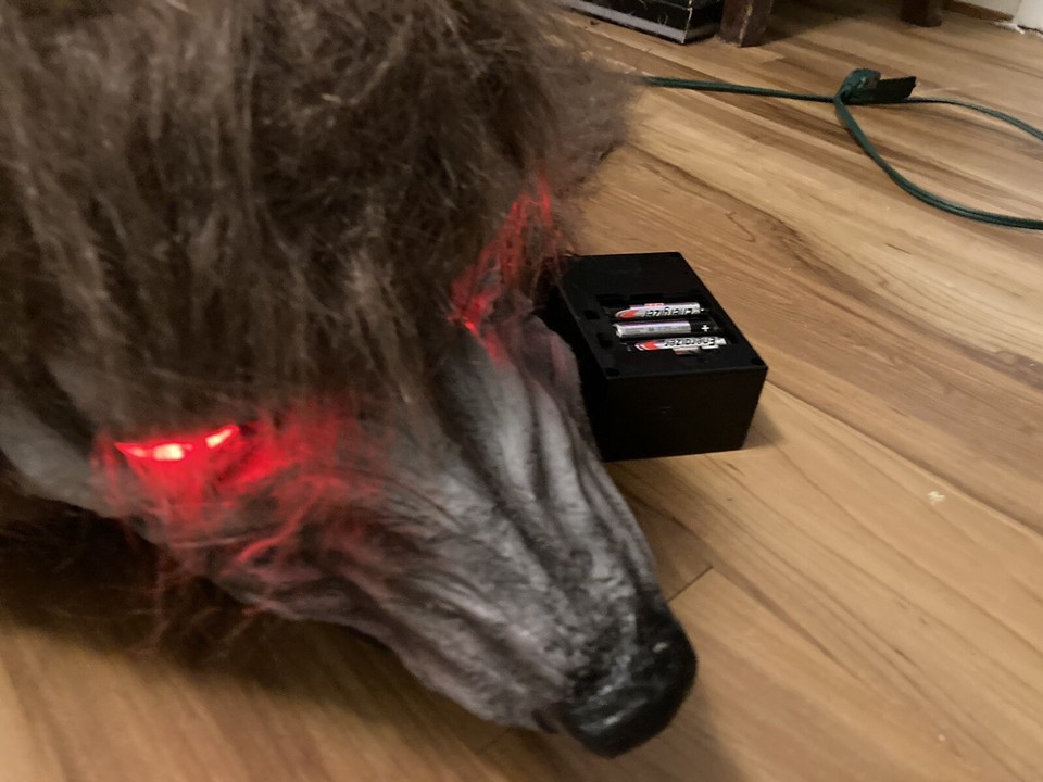 Grandin Road Howling light up brown werewolf rug Halloween animatronic ...