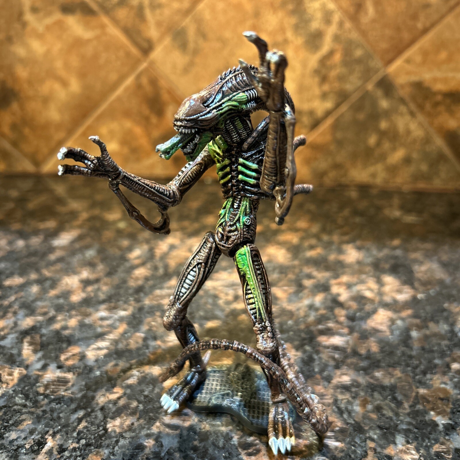 Hot Toys Snap Kits Aliens Xenomorph 3.75” Dark Brown Battle Damage ...