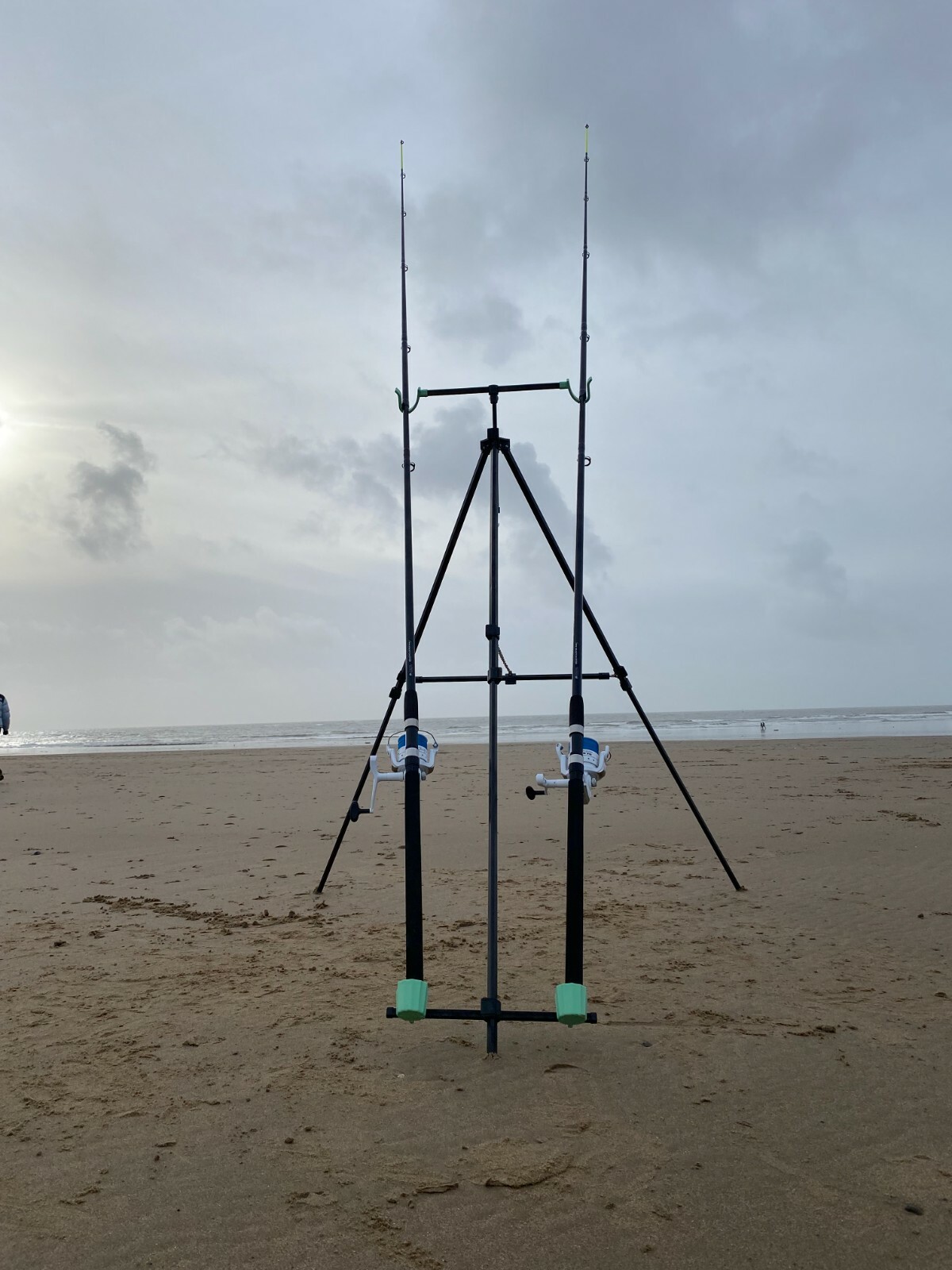 DELUXE SEA FISHING SET UP - 2 X 12FT BEACHCASTER RODS + REELS + BEACH ...