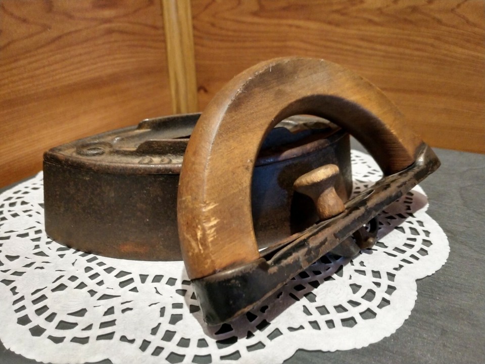 1 VINTAGE HOWELL COMPANY GENEVA, ILLINOIS SAD IRON WITH A DETACHABLE ...