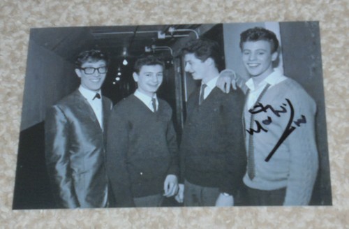 MARK WYNTER- SINGER. - POSTCARD PHOTO SIGNED . With Hank Marvin, Brook ...