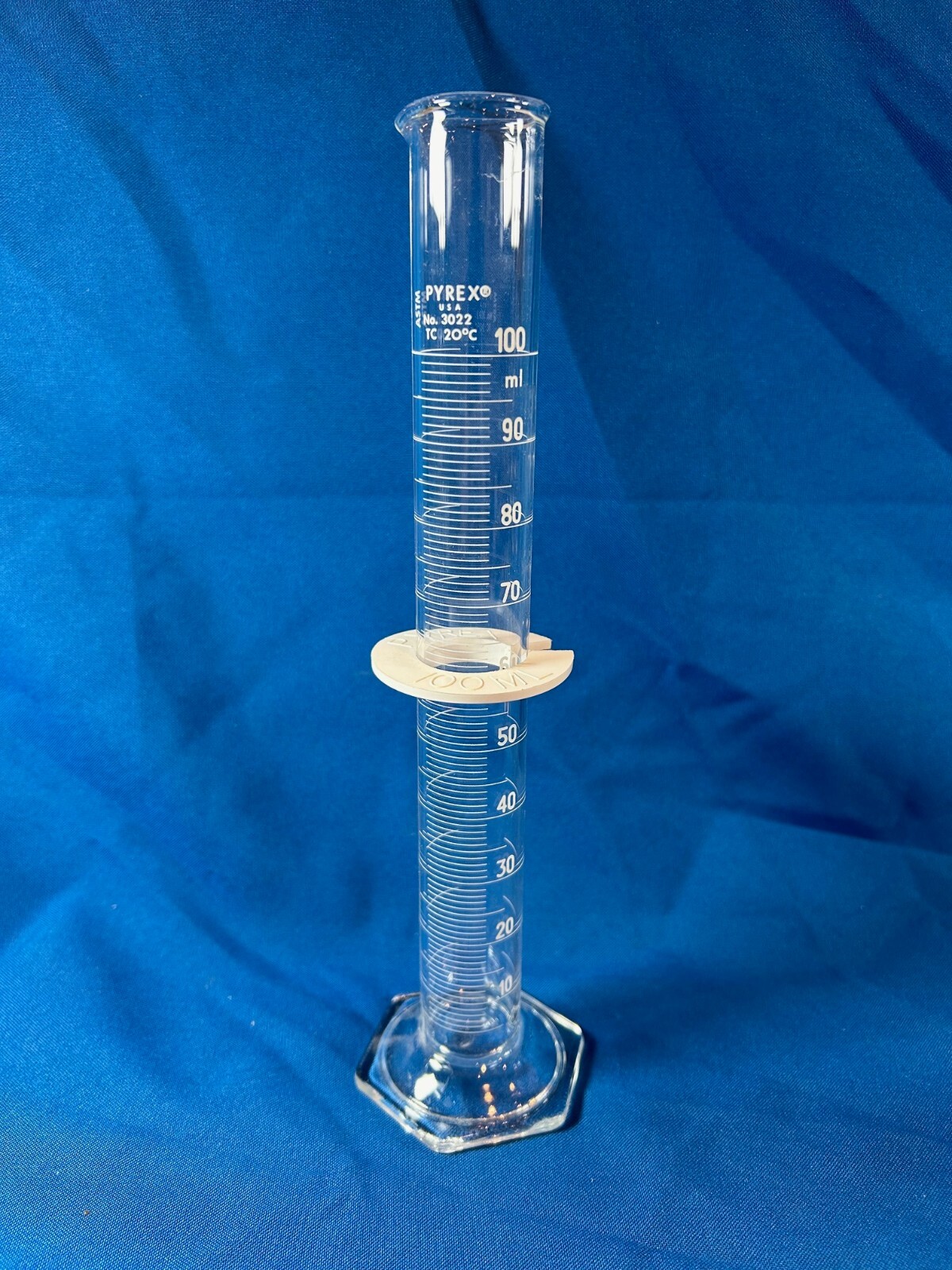Graduated cylinder, 100 mL, PYREX, w bumper guard, excellent condition ...