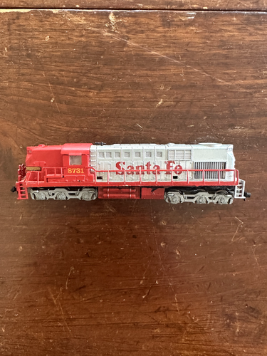 N SCALE SANTA FE 8731 LOCOMOTIVE TRAIN MODEL - SILVER/RED | eBay