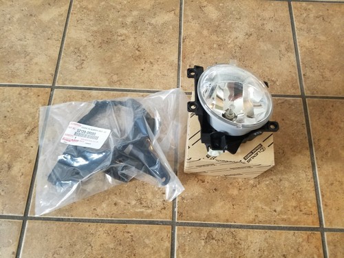 OEM 2013-2015 Toyota Rav4 driver side fog light and bracket 8122060120 ...