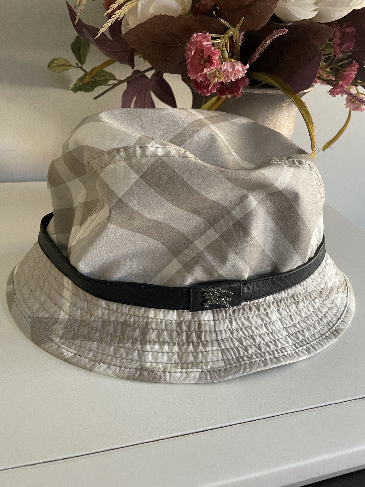 Burberry hat . great Condition. size M - Gem