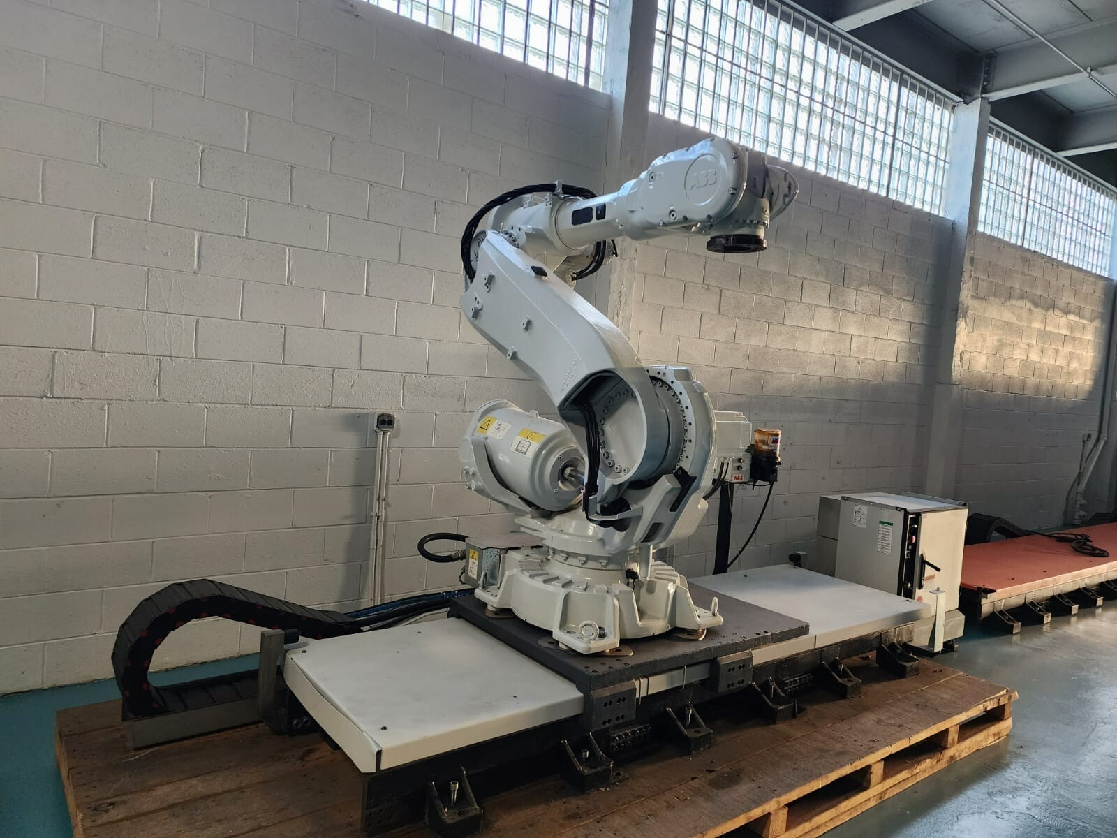 ABB 6640 IRC5 Robot 2.75m / 235 Kg 1.7m Linear Rail (Track), Greaser ...