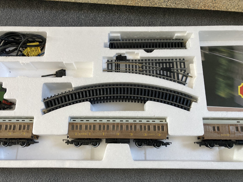 Hornby R724 Railways Suburban Passenger Train Set OO Gauge LNER No.8400 ...