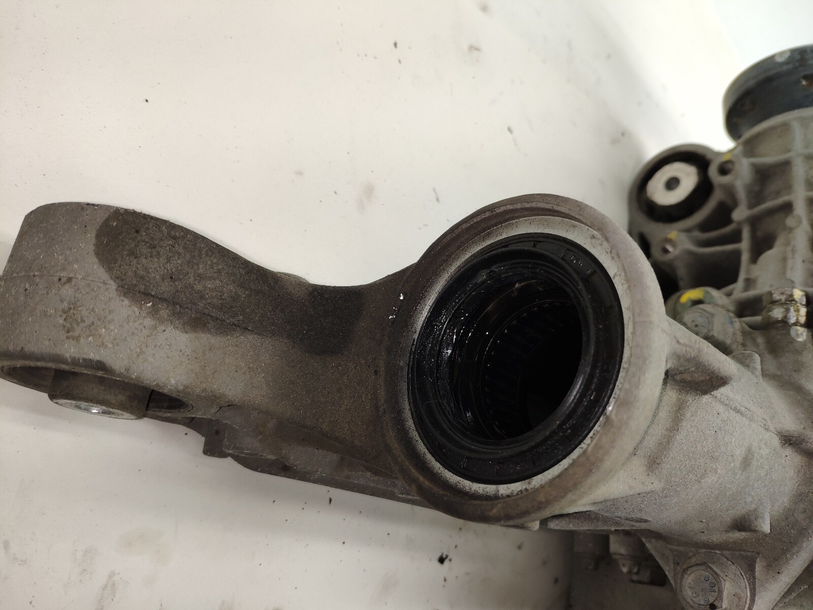 Mercedes W251 W164 R350 ML350 Front Differential Axle Housing ...