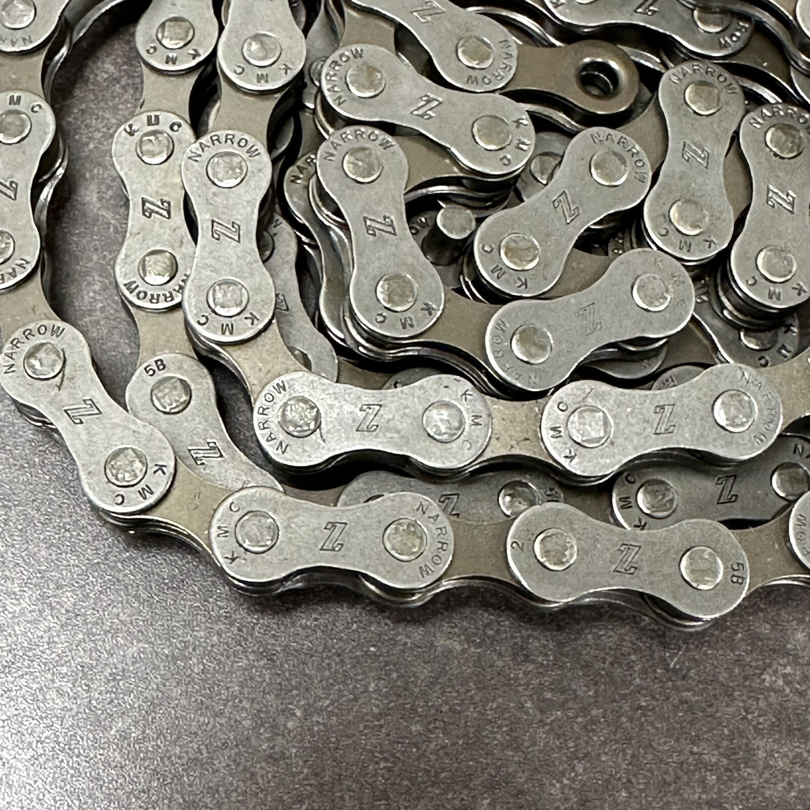 KMC Z50 Bicycle Chain (6-7-Speed, 1/2 x 3/32-Inch, 116L, Dark Silver ...