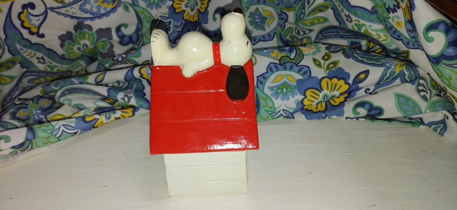 VINTAGE SNOOPY ON HIS DOGHOUSE CERAMIC COIN BANK CHARLIE BROWN PEANUTS ...