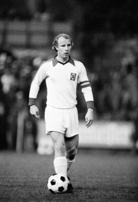 Berti Vogts Borussia Moenchengladbach UEFA Cup Semi-Final 2nd leg a ...