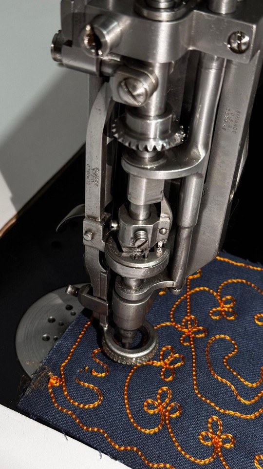 Singer 114w103 Chain & Moss Stitch Embroidery Machine with table and ...