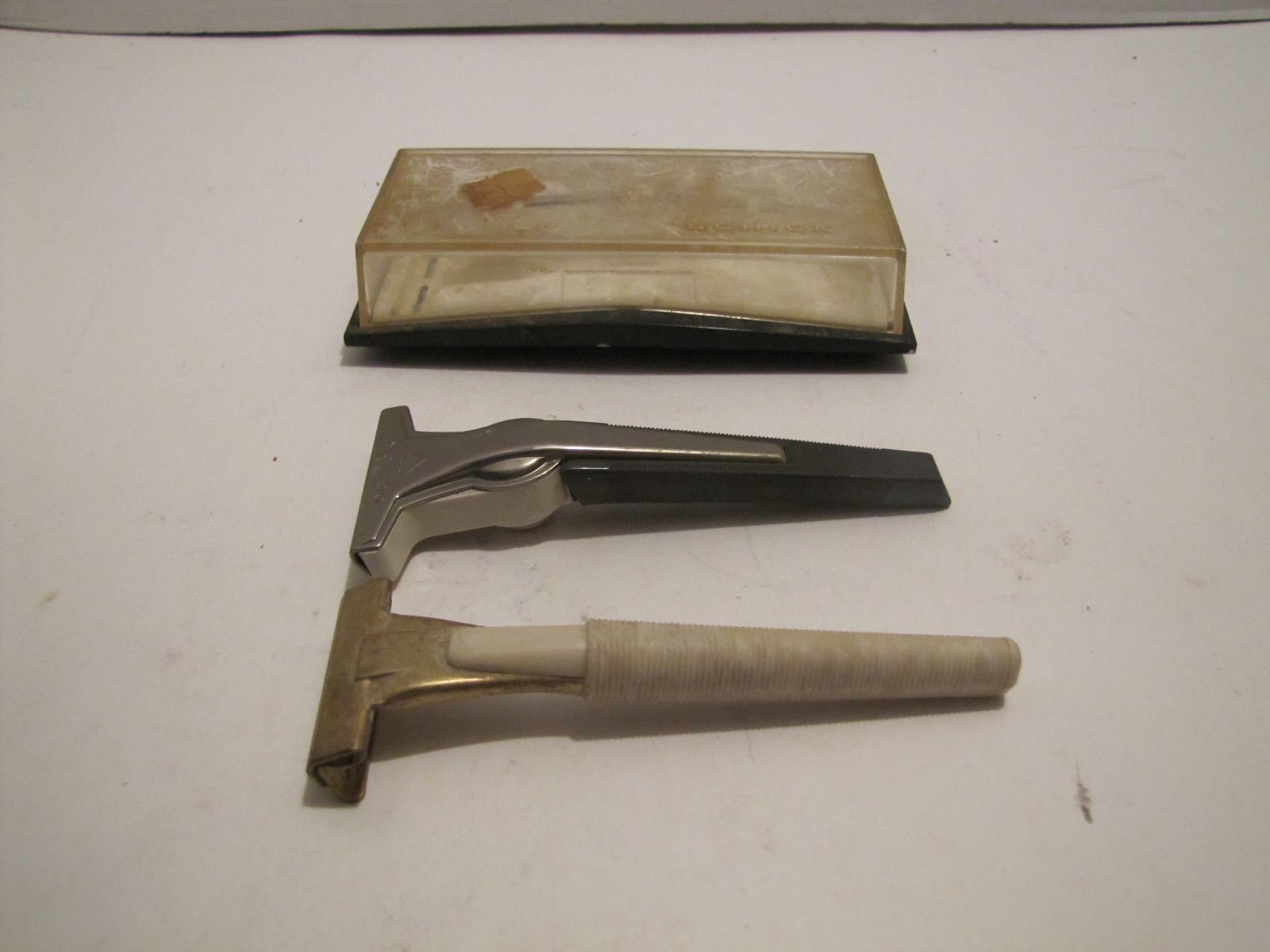 LOT OF 2 SCHICK RAZORS DIAL 1-8 INJECTOR SILVER/BLACK IN CASE & SCHICK ...