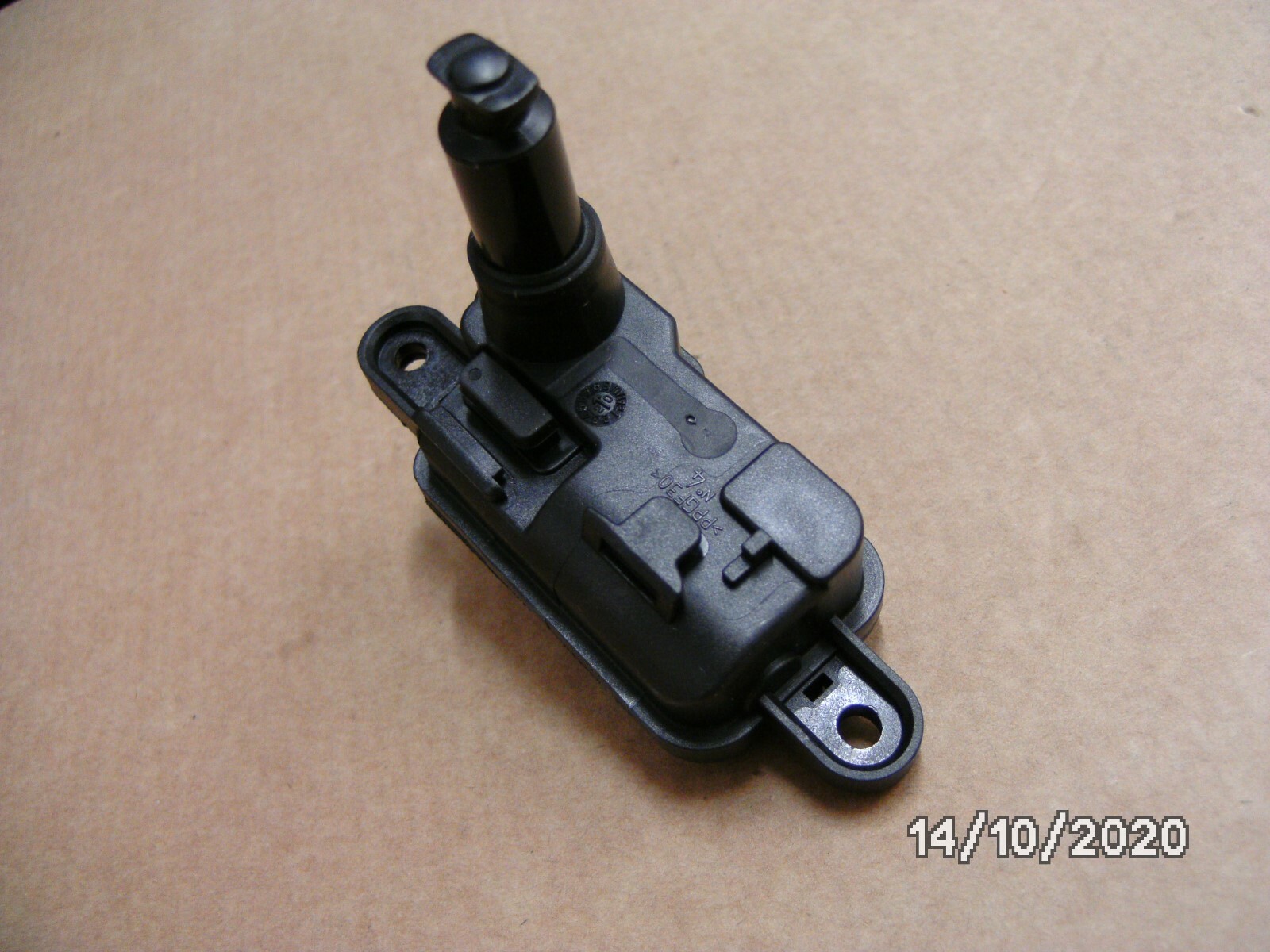 NEW GENUINE VW GROUP FUEL FLAP SERVO MOTOR 8V0862159 | eBay