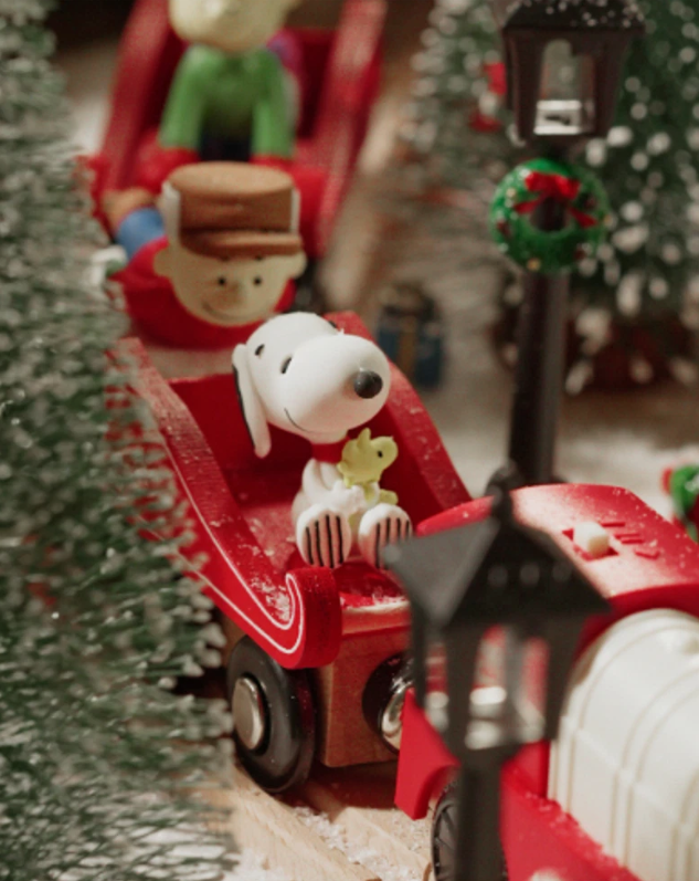 [Peanuts Christmas Village] Peanuts Toy Train Set – Motorized w ...