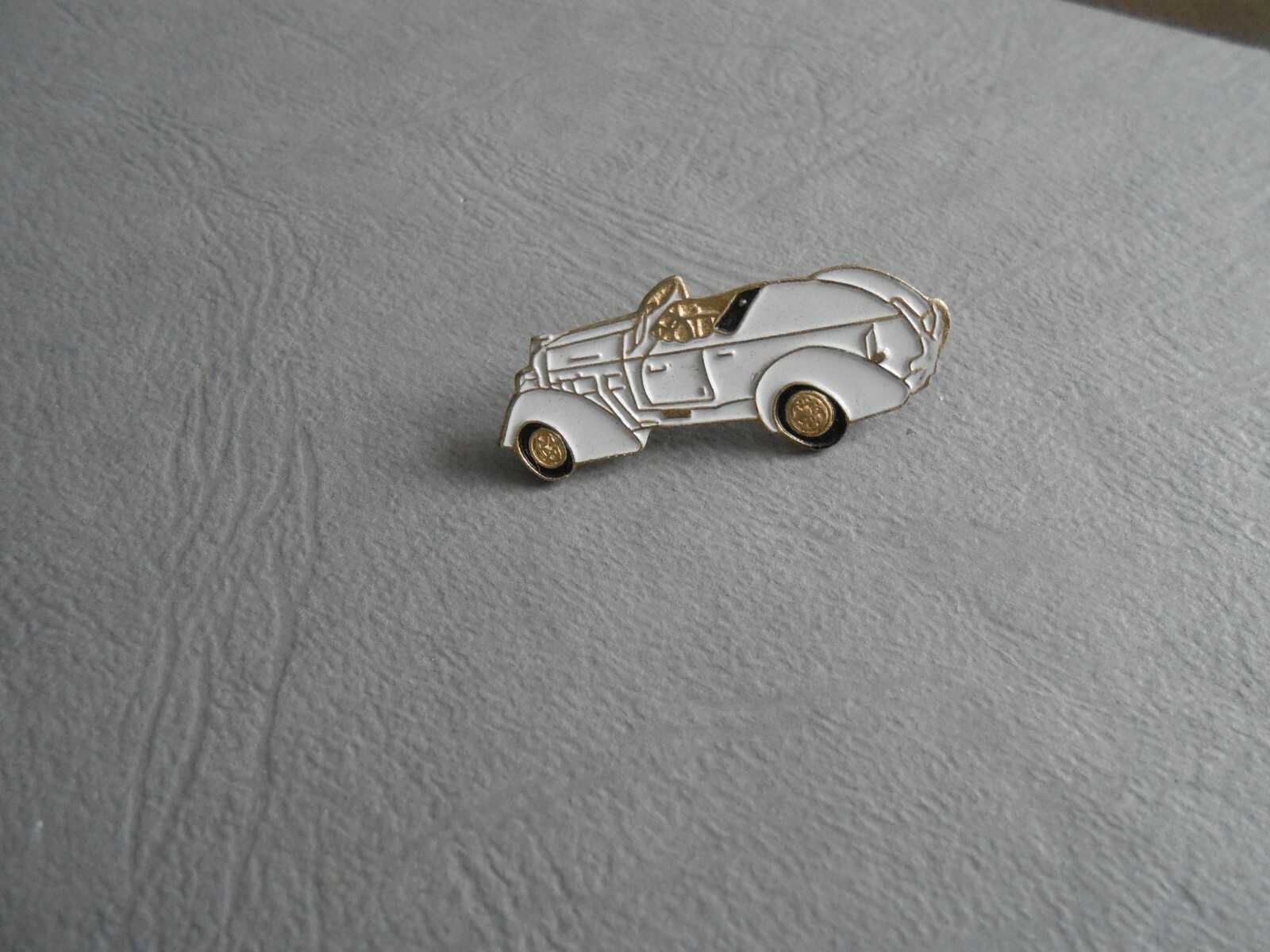 Pin's Auto / Car / Voiture - Voiture ancienne cabriolet blanche | eBay