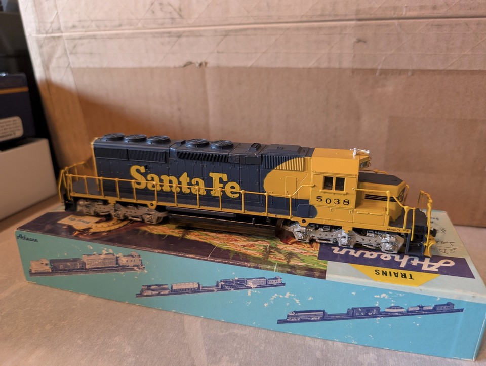 HO Scale Athearn Blue Box Santa Fe (ATSF) EMD SD40-2 5038 - Runs ...