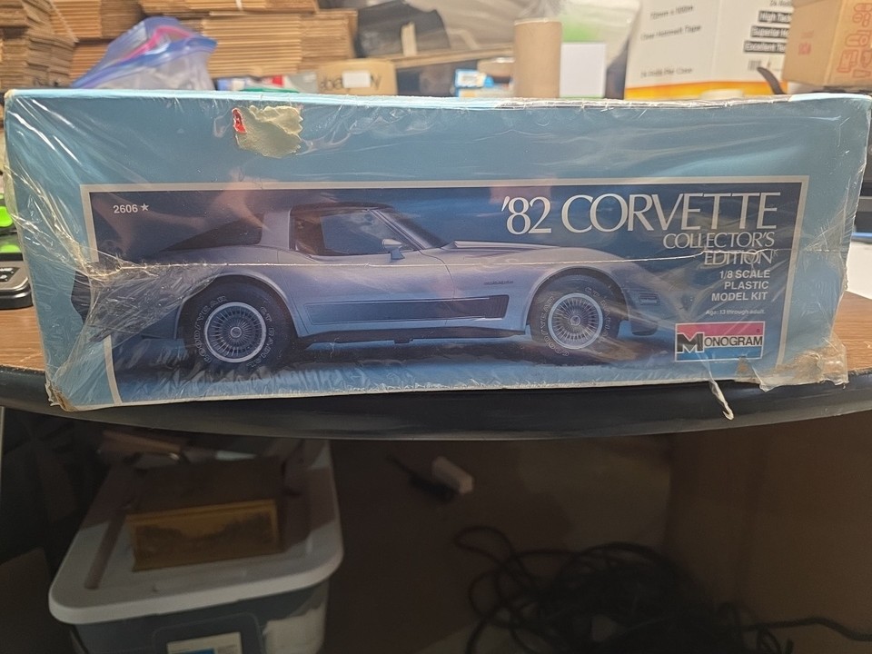 MONOGRAM 1982 CORVETTE COLLECTORS EDITION CAR 1:8 SCALE MODEL KIT 2606 ...