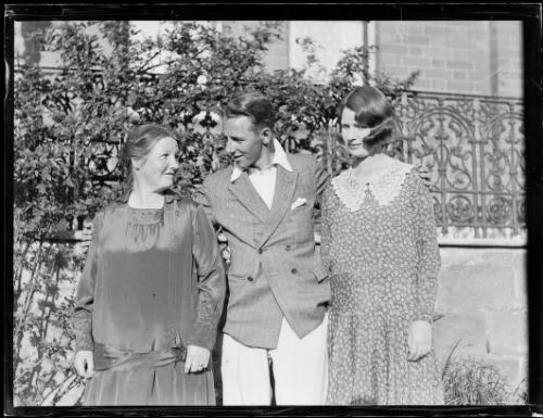 Cricketer Archie Jackson with two women, NSW, ca.1920s Australia Old ...