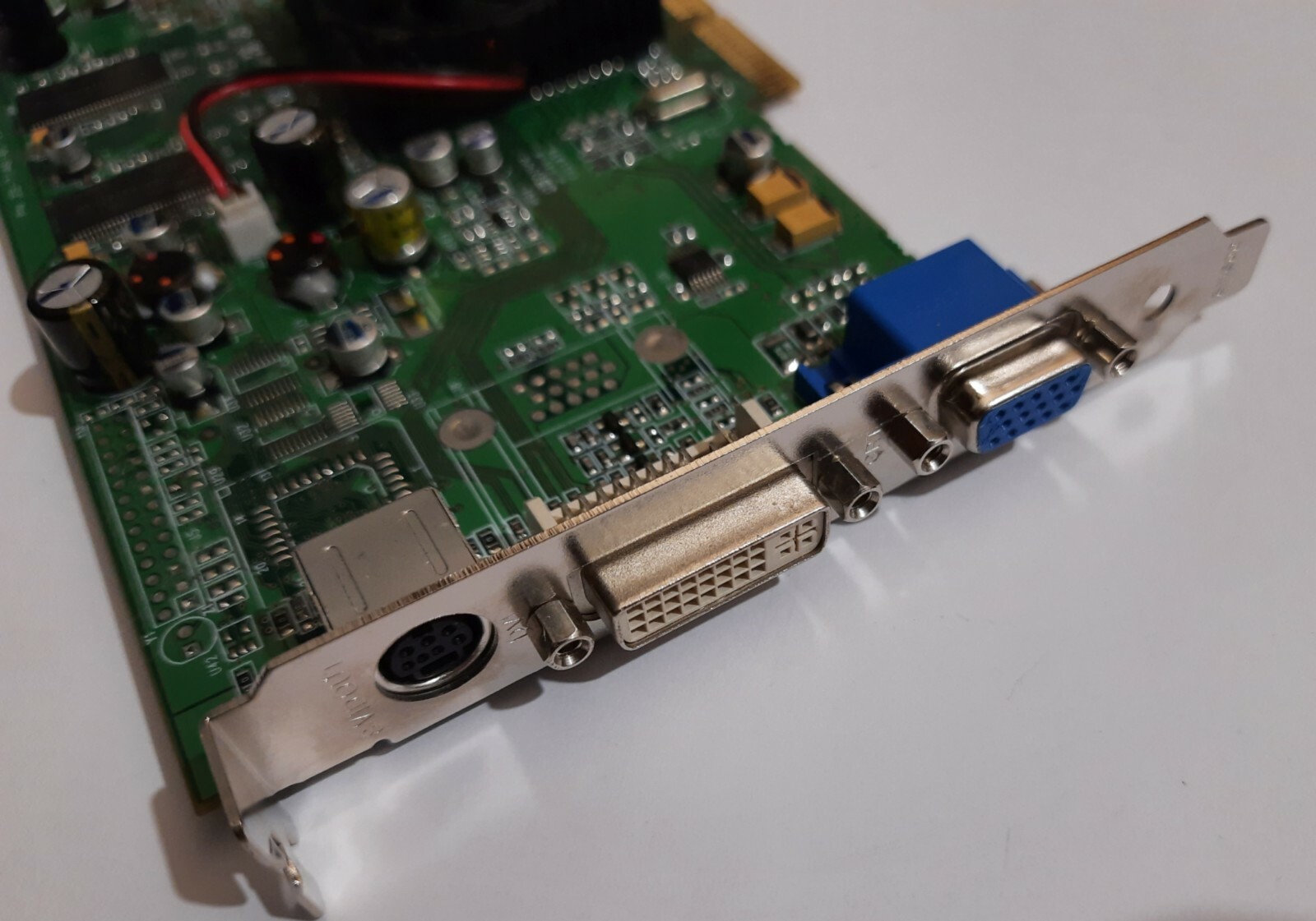 Sapphire Radeon 9800 Pro AGP Grafikkarte (ATI Radeon 9800 pro 256MB DVI ...