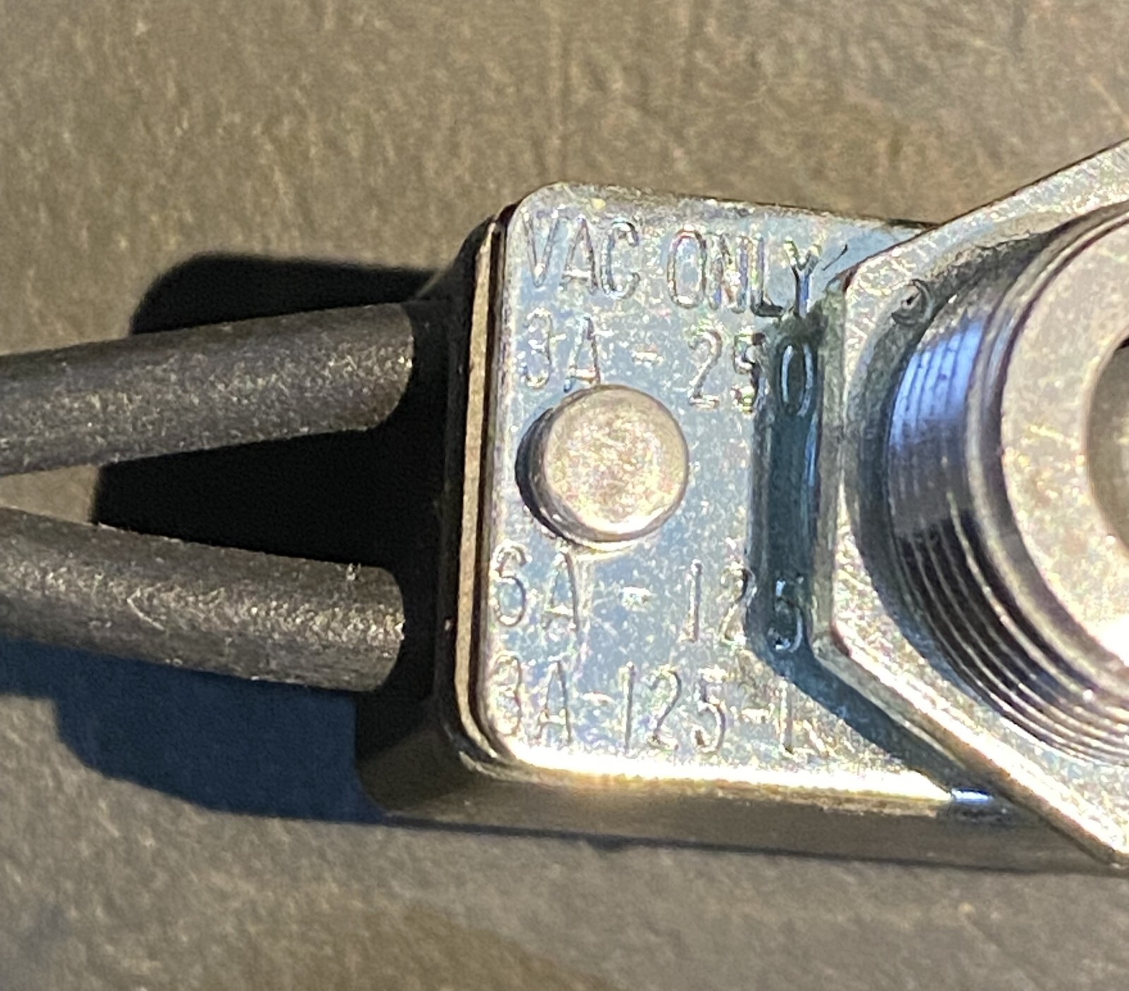 LEVITON Toggle Switch Maintained Contact 1-Pole, 6/3 Amp 125/230V w/ 6 ...