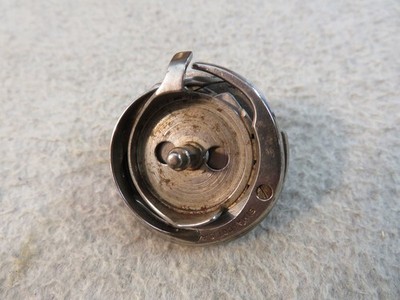 1950 SINGER vtg FEATHERWEIGHT 221 sewing machine part HOOK ASSEMBLY ...