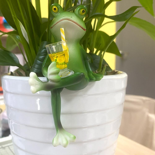 Tipsy Frog Pot Huggers, Funny Frog Statue Plant Huggers for Pots, Small ...