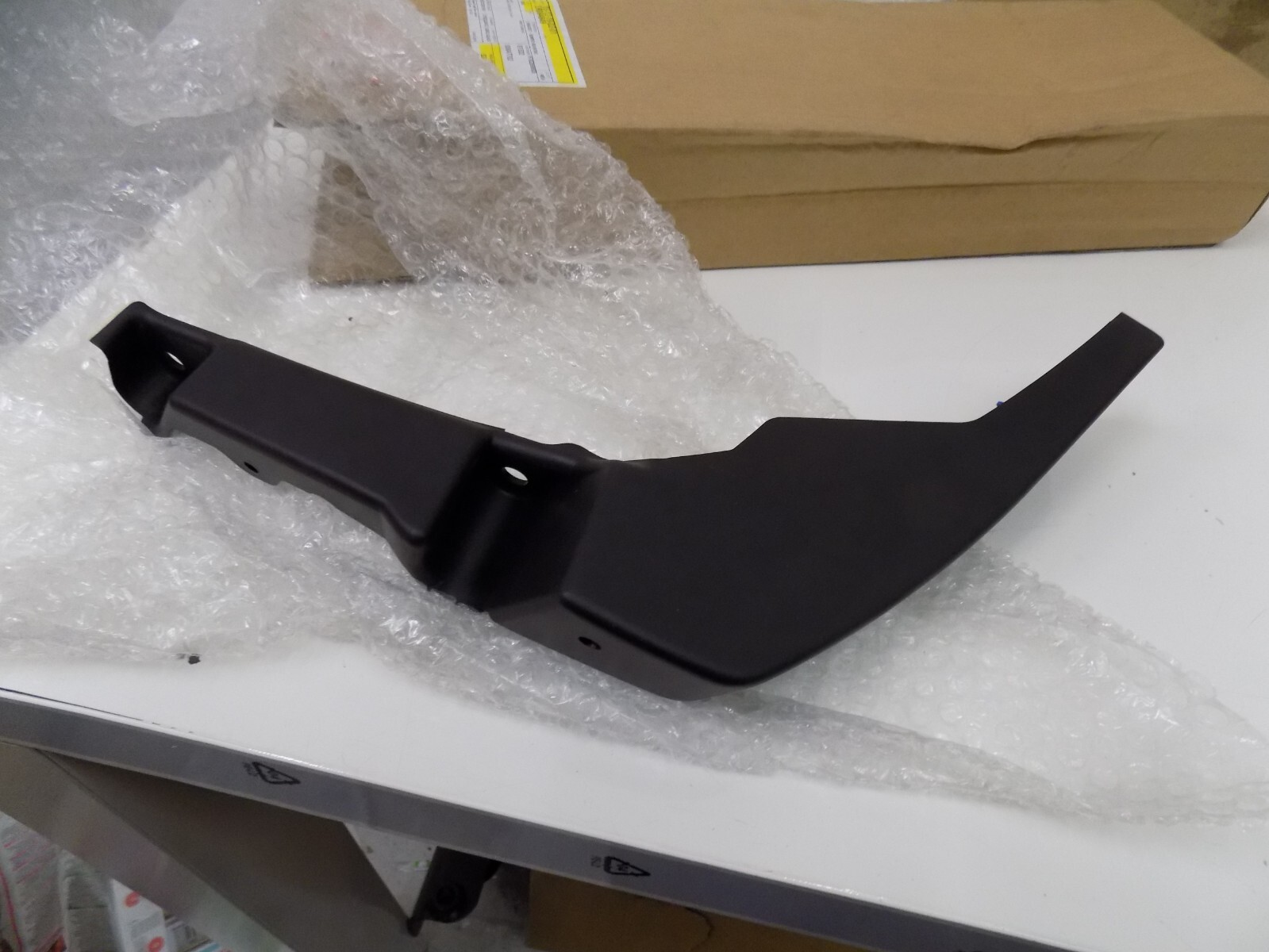 LR Range Rover Evoque L538 Front Bumper Right Edge Moulding LR084849 ...