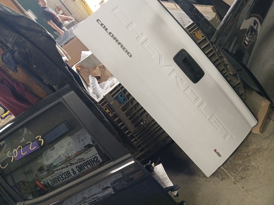Chevrolet COLORADO 2022 White Tailgate w/PPA Camera Zero Miles 2604890 ...
