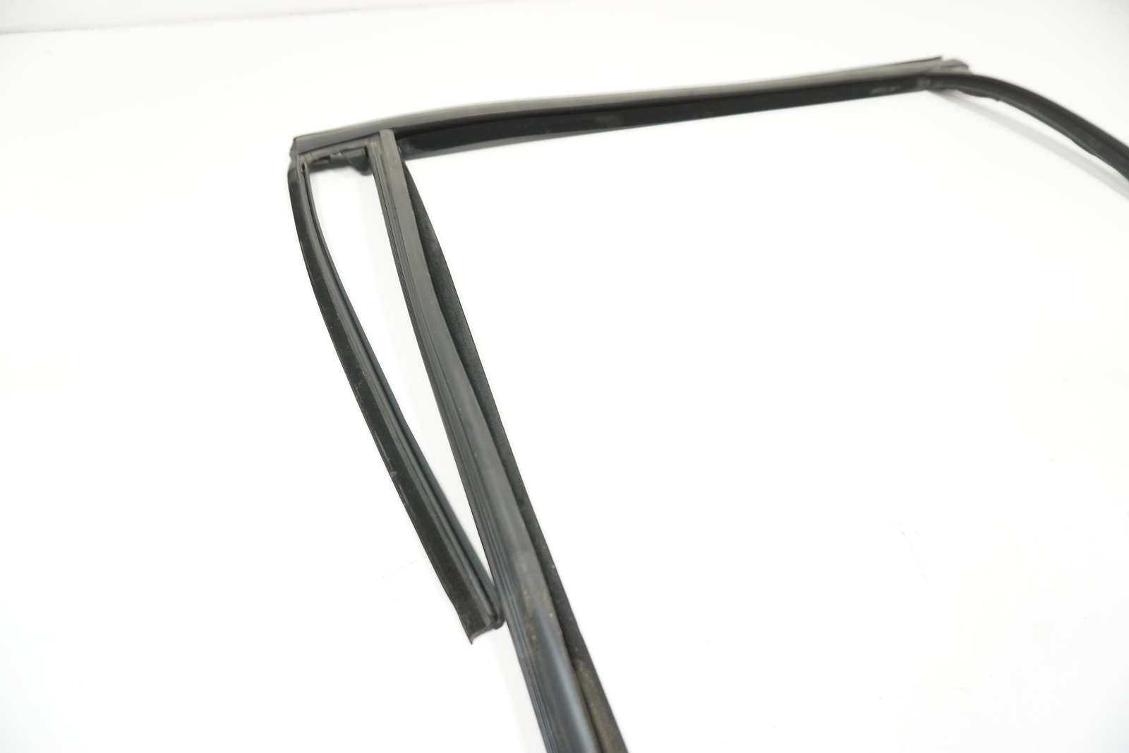 19 2017-2019 Ford Escape Rear Door Run Channel Used Oem (gj5z-7825767-b ...