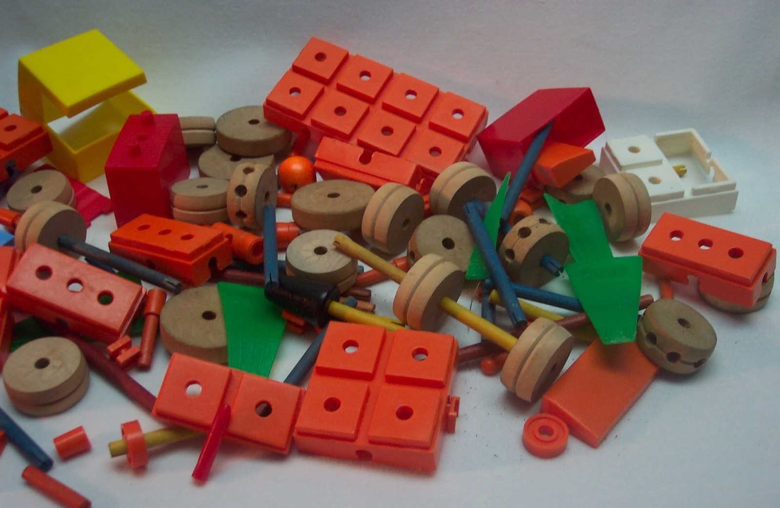 VINTAGE THE ORIGINAL TINKERTOY CONSTRUCTION BUILDING TOY SET w/ Can 115 ...