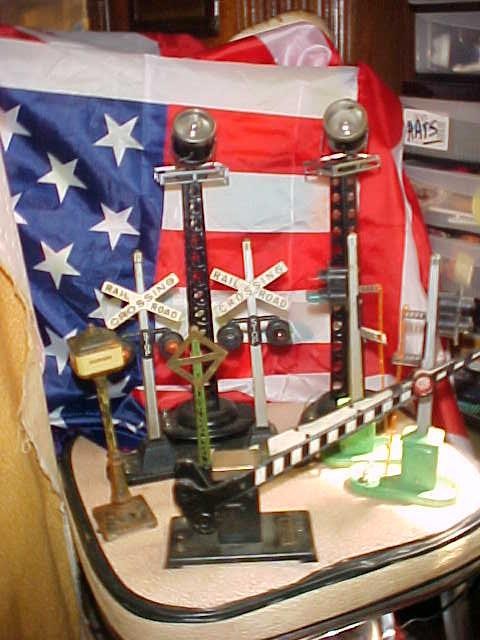 VTG LIONEL Marx TRAIN ACCESSORIES TLC LOT Gates Signals Signs Lights | eBay