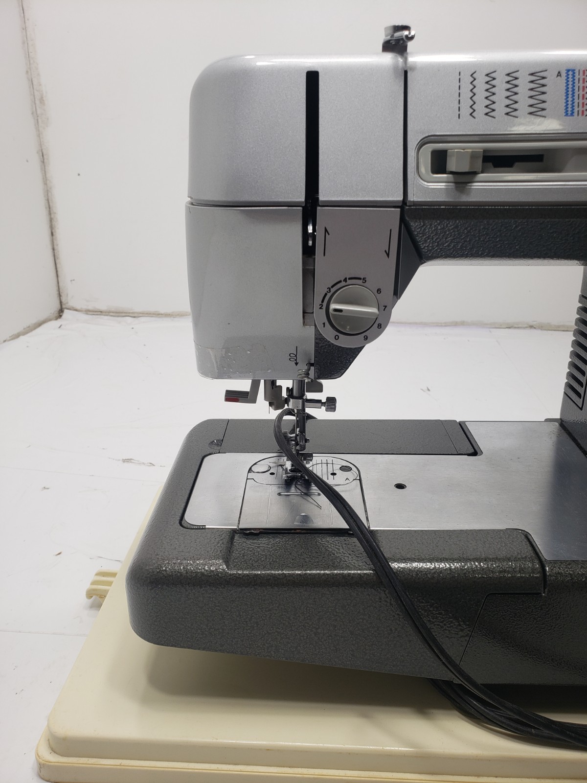Singer CG590-C 18-Stitch Commercial Grade Sewing Machine W/ Foot Pedal ...