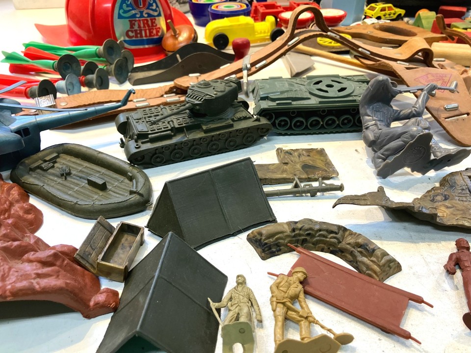 vtg 1960's 70s toy lotl ARMY MEN tanks REMCO SCIENCE KITS kid tool belt ...