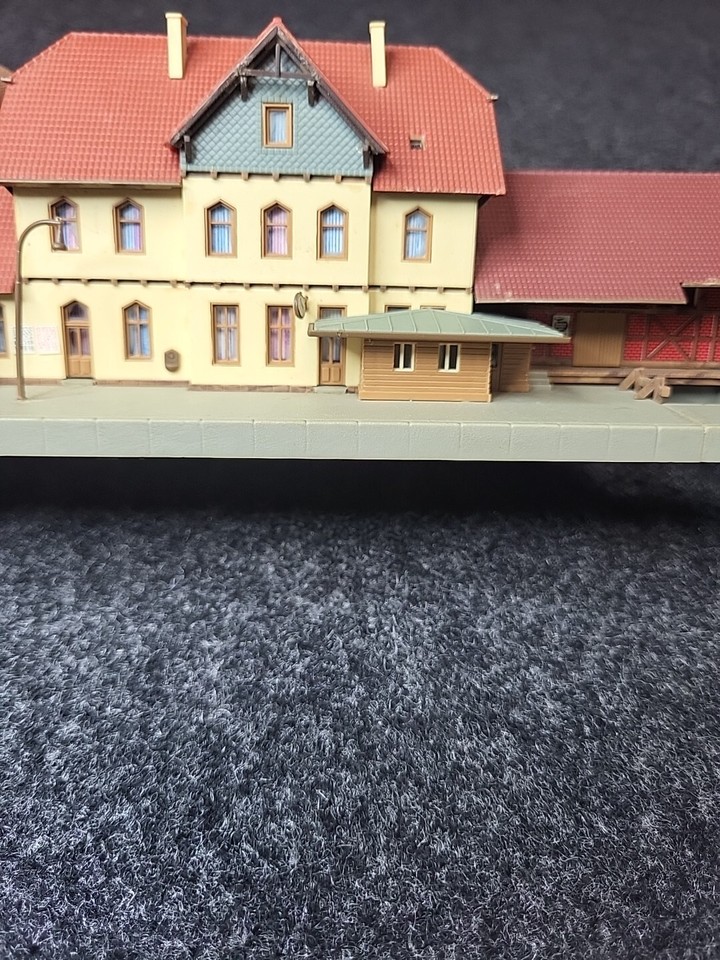 Kibri Z Scale Train Station Bahnhof Fully Assembled With Loading Dock ...