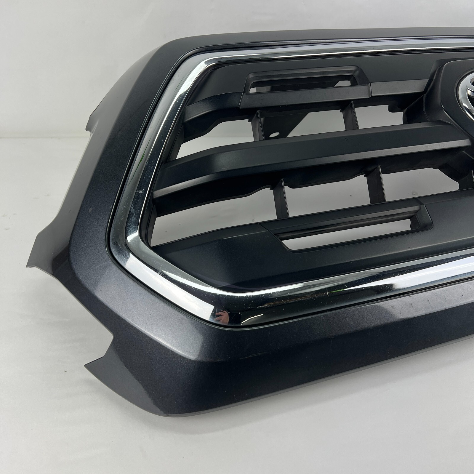 *READ* OEM 2016 - 2019 Toyota Tacoma SR5 Front Grille Assembly Gray ...