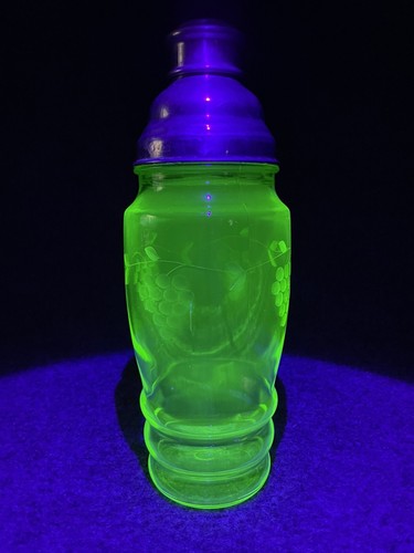 VINTAGE URANIUM GLASS 11.5" COCKTAIL SHAKER W/LID ETCHED GRPAE LEAF ...