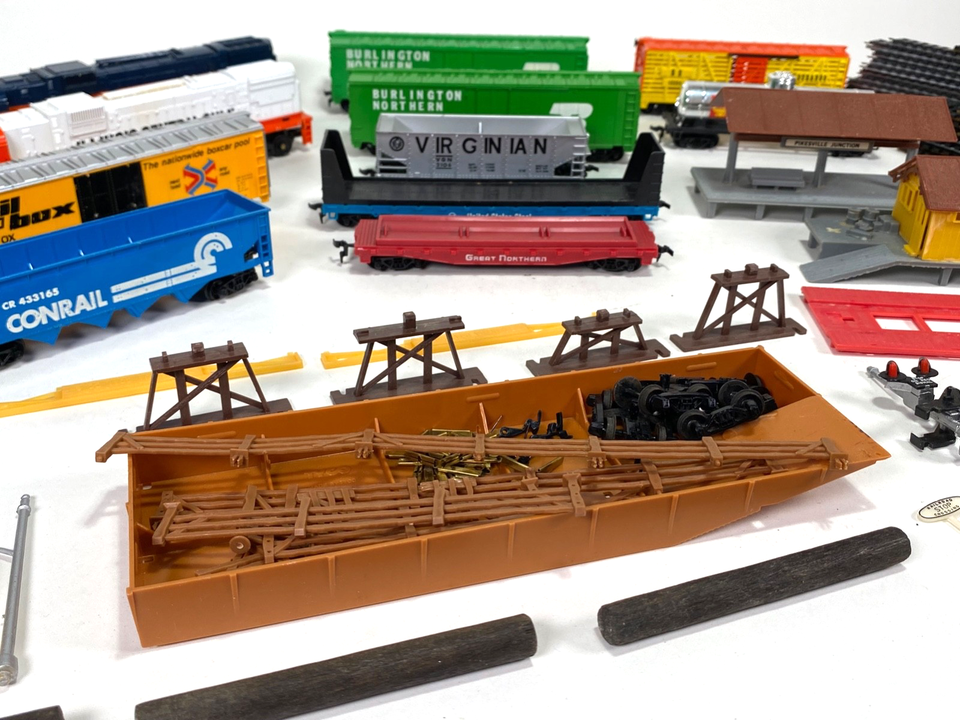 LOT of HO Scale TYCO, Life-Like Model Railroad Cars, Track ...