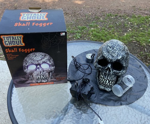 MR FOGGY MIST MAKING SKULL RED COLORED LIGHT TOTALLY GHOUL HALLOWEEN ...