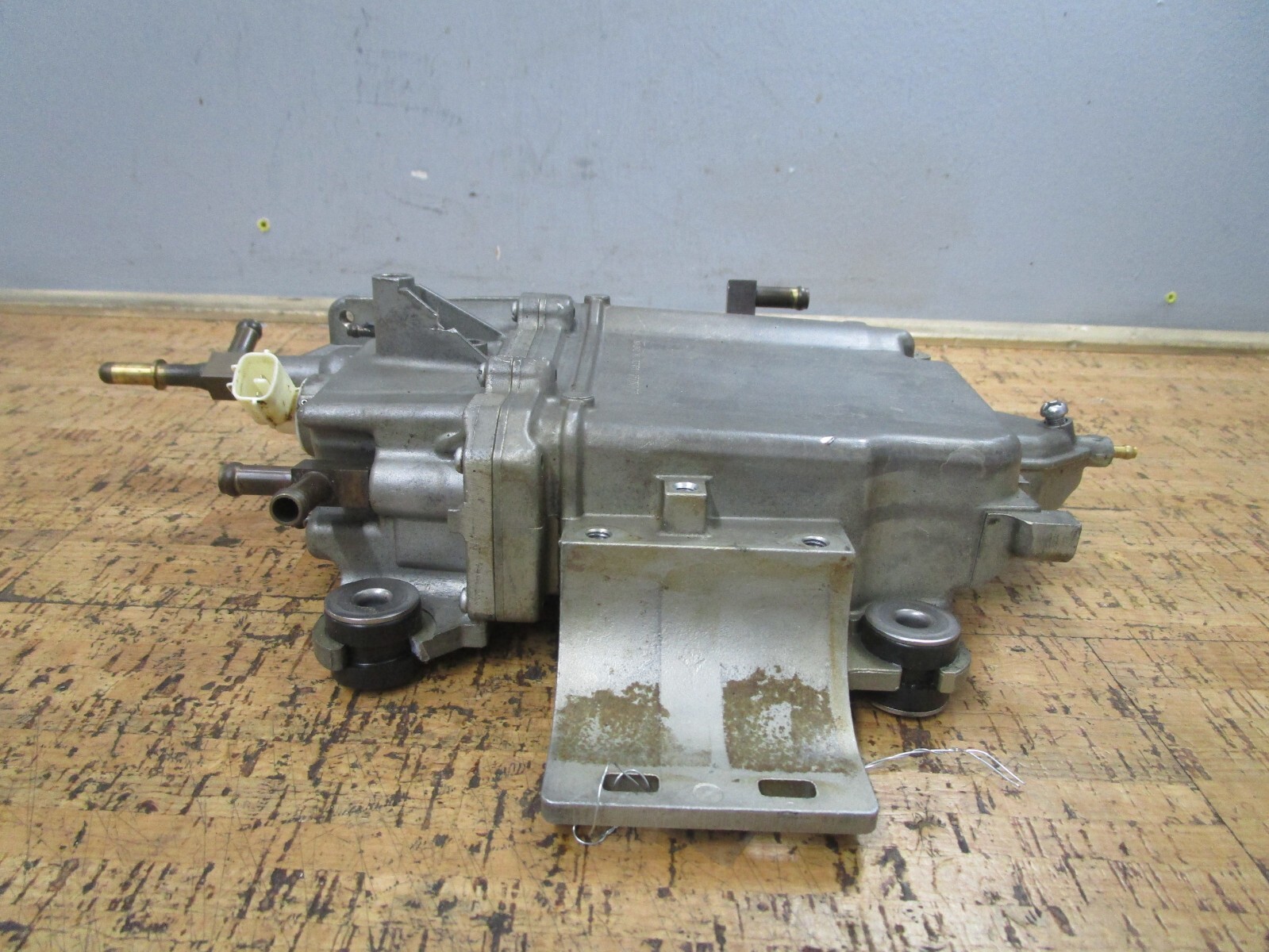 *6 MONTH WARRANTY* Yamaha F250 250 HP Float Chamber Assembly 6P2-14180 ...