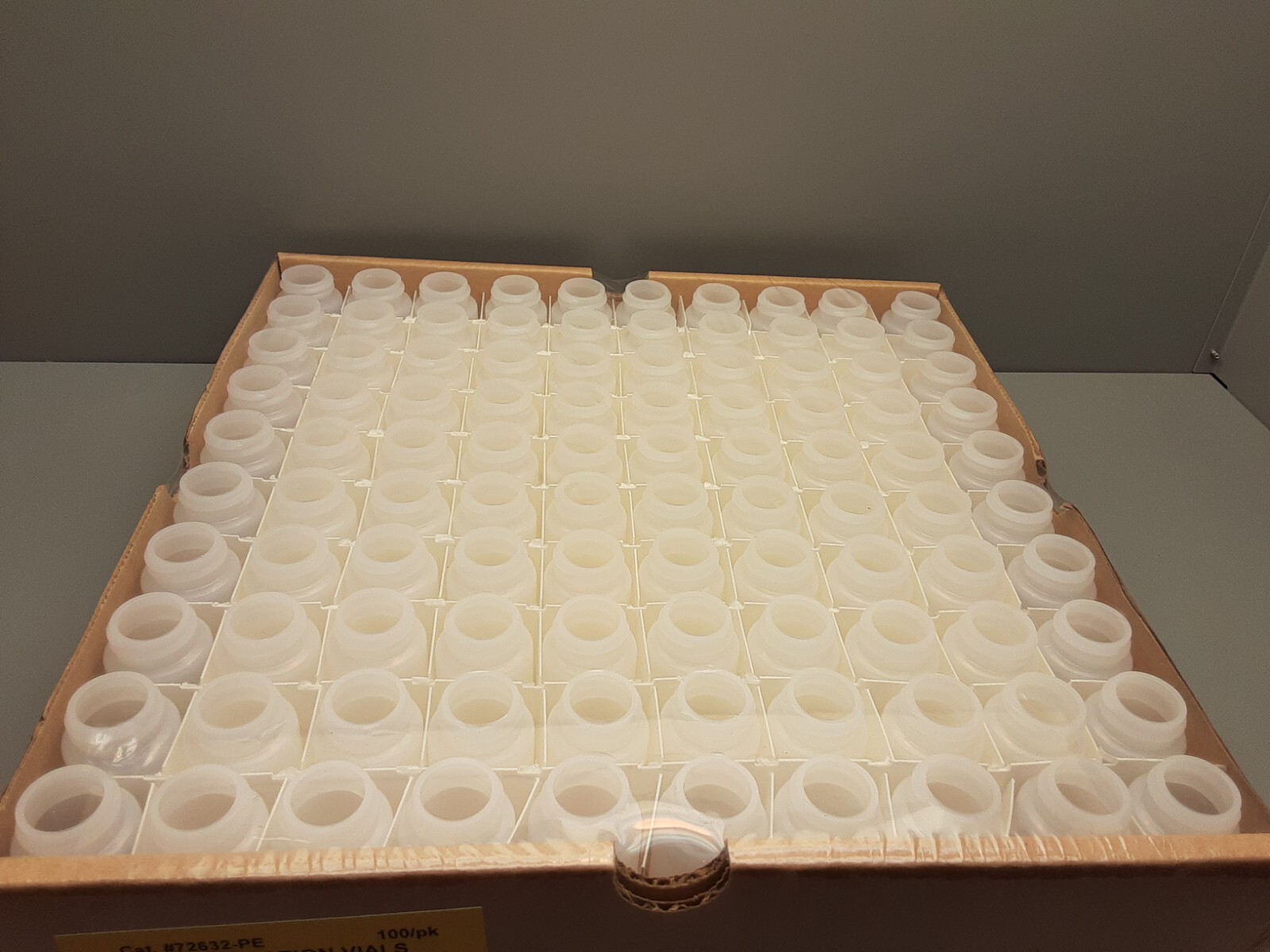 SCINTILLATION 20ML DISPOSABLE WHITE PLASTIC VIALS 100/TRAY NO CAPS | eBay