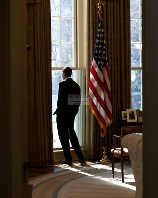 BARACK OBAMA LOOKS OUT WINDOW IN THE OVAL OFFICE - 8X10 PHOTO (ZY-343 ...