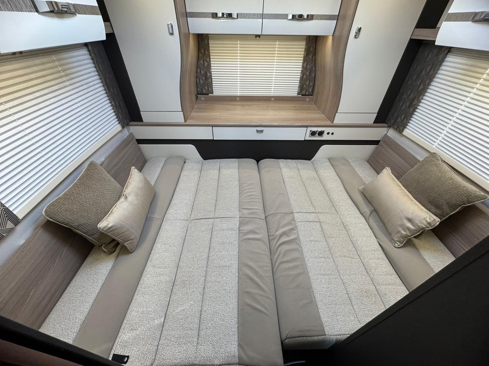 Swift Escape 674, Double Lounge, Drop Down Bed, Family Layout 6 Berth 5 ...