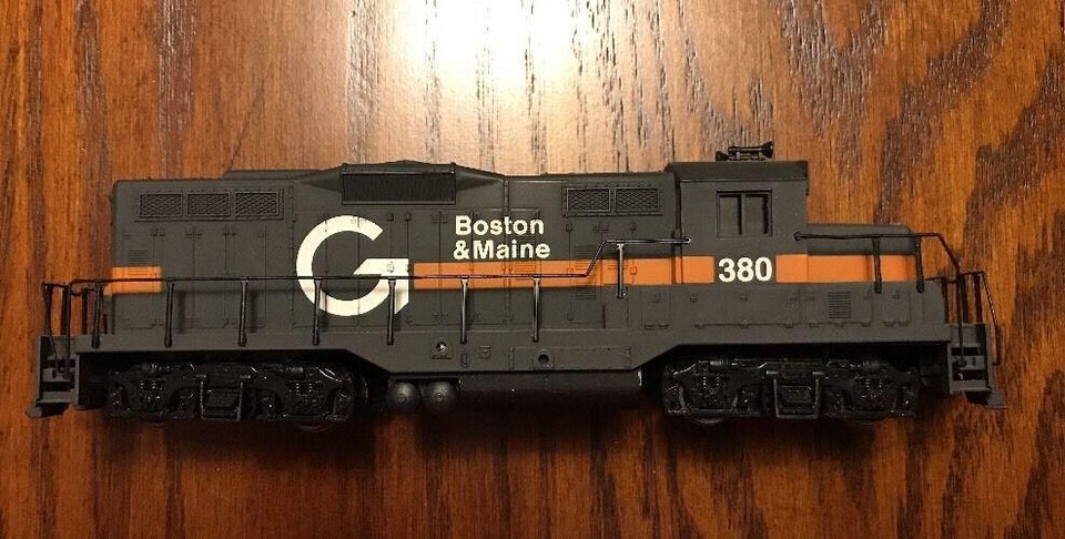 Walthers 931-115 HO Guilford Boston & Maine GP9M Diesel Locomotive #380 ...