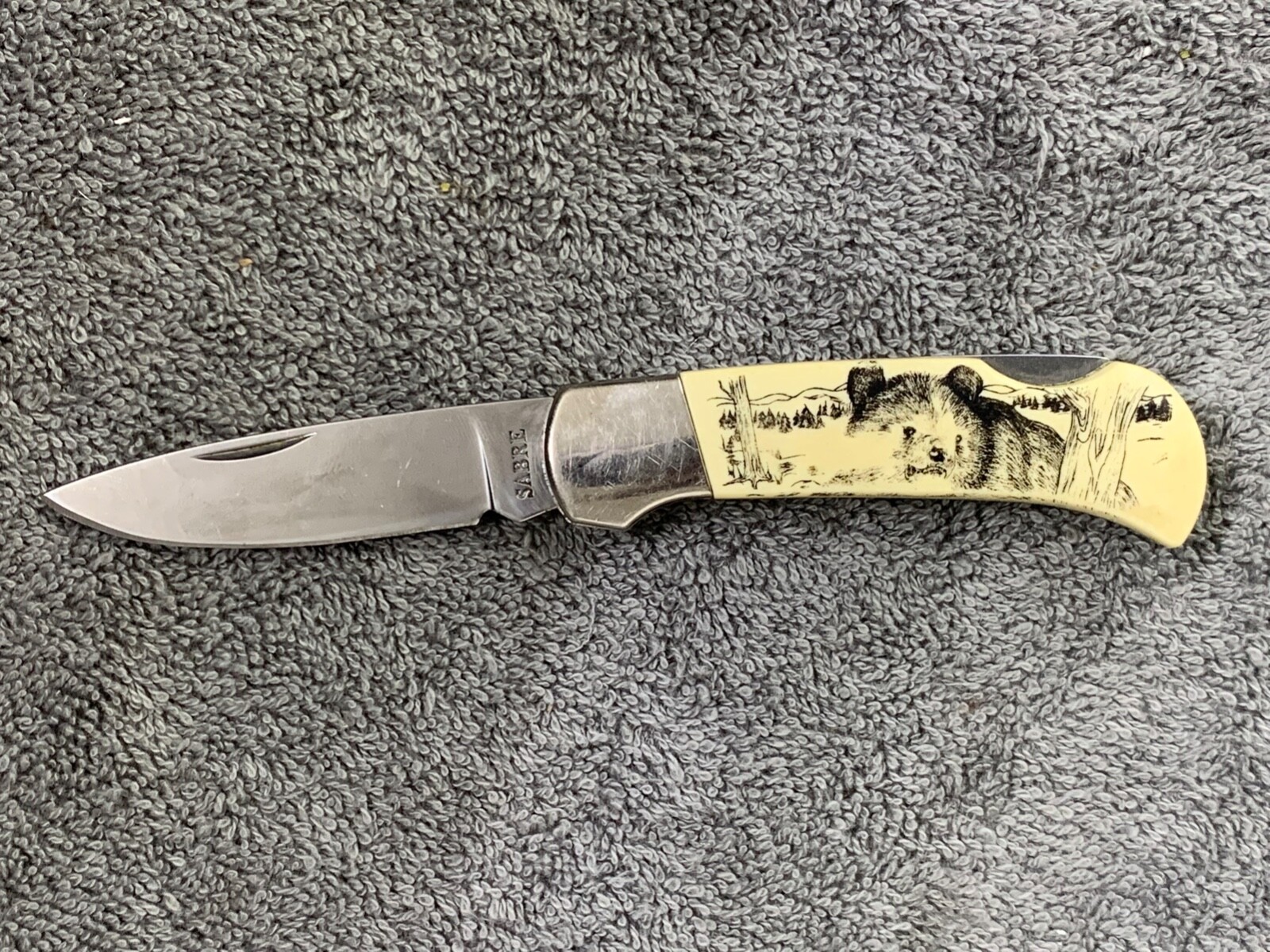 VINTAGE SABRE FOLDING POCKET KNIFE LOCKBACK SCRIMSHAW BEAR DOUBLE SIDE ...