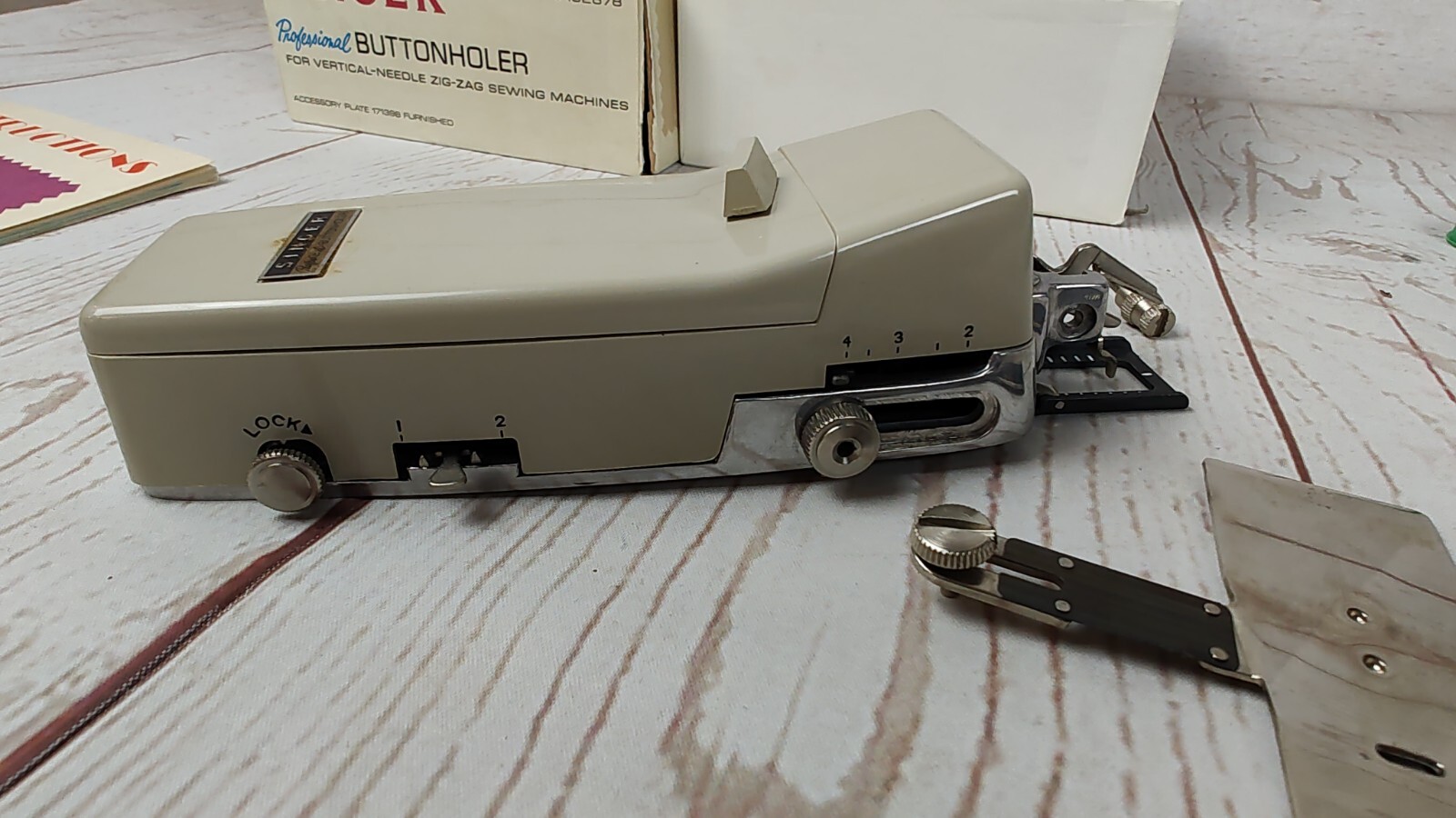 SINGER+Professional+Buttonholer+for+Slant+Needle+Zig+XAG+Sewing ...